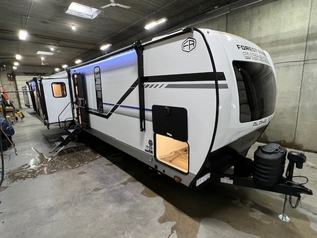 2025 Alpha Wolf Limited 33RL-L Amazing Couples Camper Trailer RV – Pik ...